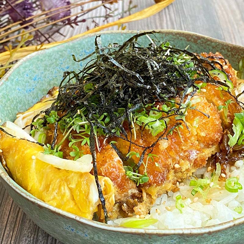 Katsudon - japansk ris-skål med paneret svinekotelet